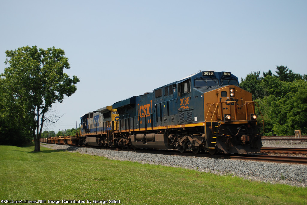 CSX 3086 with empty baretables.